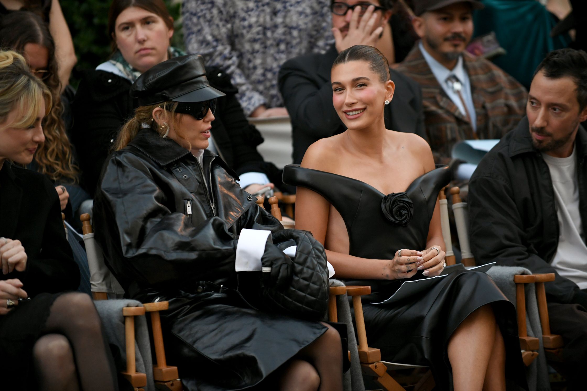 Hailey Bieber ve Miley Cyrus, Vogue World 2025’te Siyah Deri ...